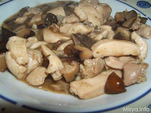 Pollo con funghi e bambù - Ricetta di Misya