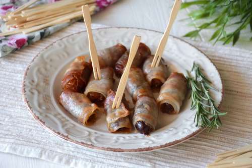 Wurstel farciti con formaggio e bacon - Ricetta di Misya